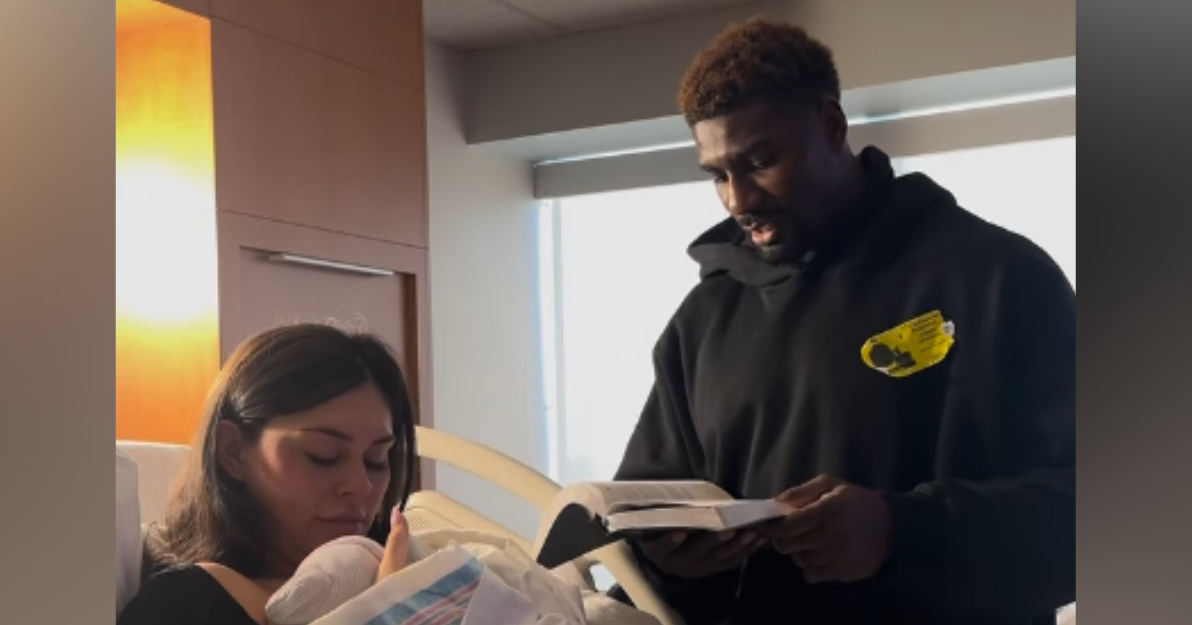 Une star de la NFL lit des Psaumes à la naissance de sa fille ...