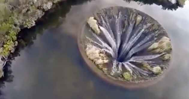Un trou au milieu d’un lac au Portugal survolé par un drone. De très ...